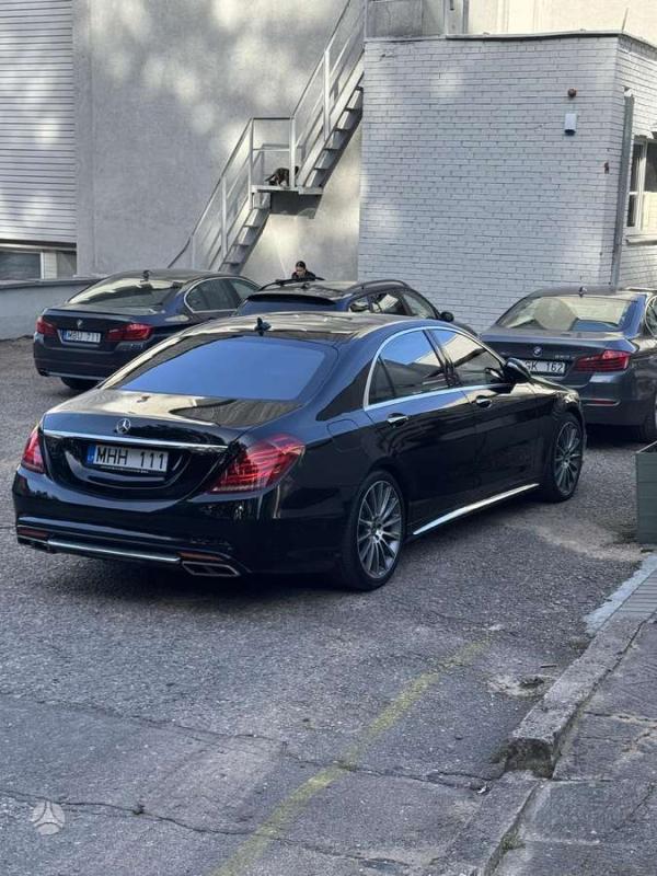 Black Mercedes-Benz s-550 2015 in Kaunas, with an engine capacity of 4.70 L and mileage of 222 thousand km for 24000 €, photo 3 on AUTOMOTO.COM.LV