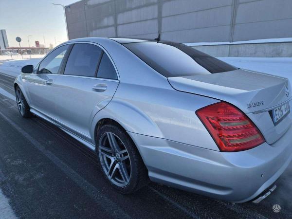 Pelēks Mercedes-Benz s-550 2007 Viļņa, ar dzinēja tilpumu 5.50 L un nobraukumu 295 tūkst. km par 7800 €, foto 5 vietnē AUTOMOTO.COM.LV