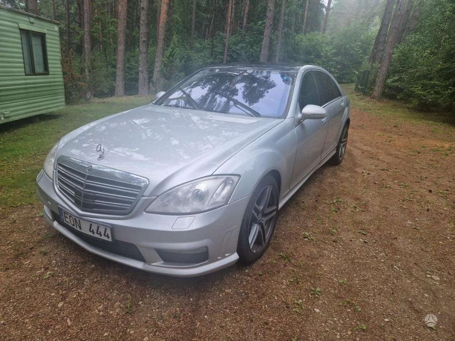 Серый Мерседес С 550 2007 в Вильнюс, объемом двигателя 5.50 л и пробегом 315 тыс. км за 5500 €, фото 1 на AUTOMOTO.COM.LV