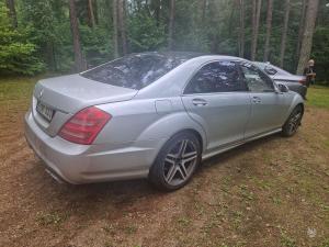 Серый Мерседес С 550 2007 в Вильнюс, объемом двигателя 5.50 л и пробегом 315 тыс. км за 5500 €, фото 4 на AUTOMOTO.COM.LV