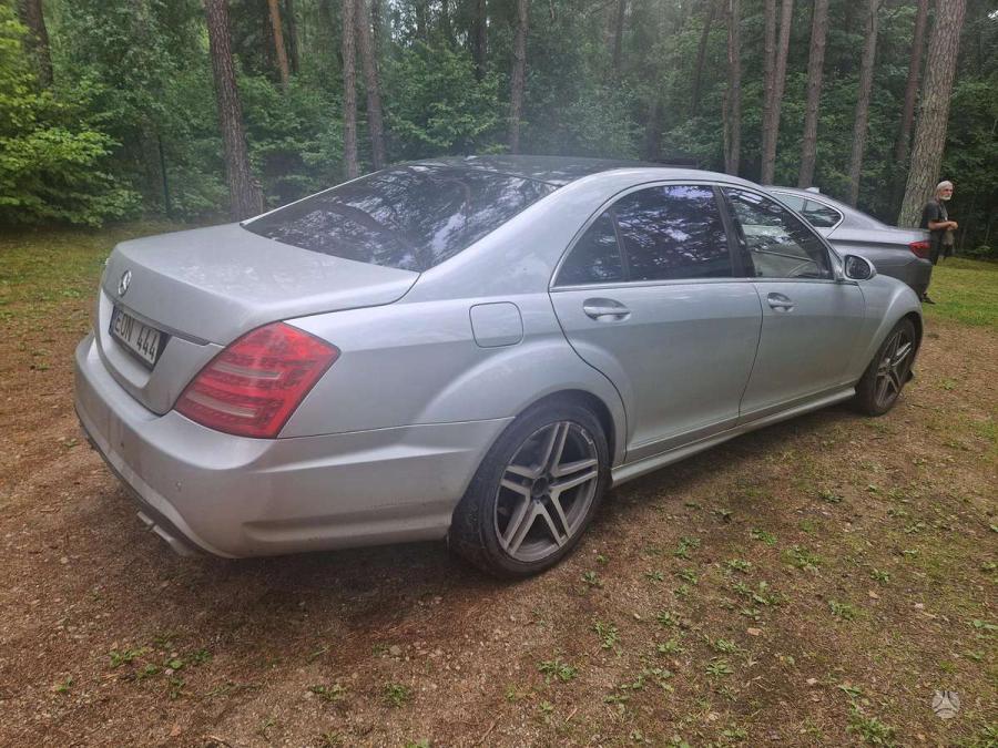 Серый Мерседес С 550 2007 в Вильнюс, объемом двигателя 5.50 л и пробегом 315 тыс. км за 5500 €, фото 4 на AUTOMOTO.COM.LV