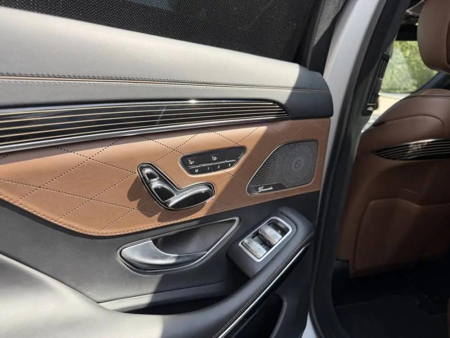 Pelēks Mercedes-Benz s-550 2015 Rēzekne, ar dzinēja tilpumu 4.70 L un nobraukumu 256 tūkst. km par 28490 €, foto 18 vietnē AUTOMOTO.COM.LV