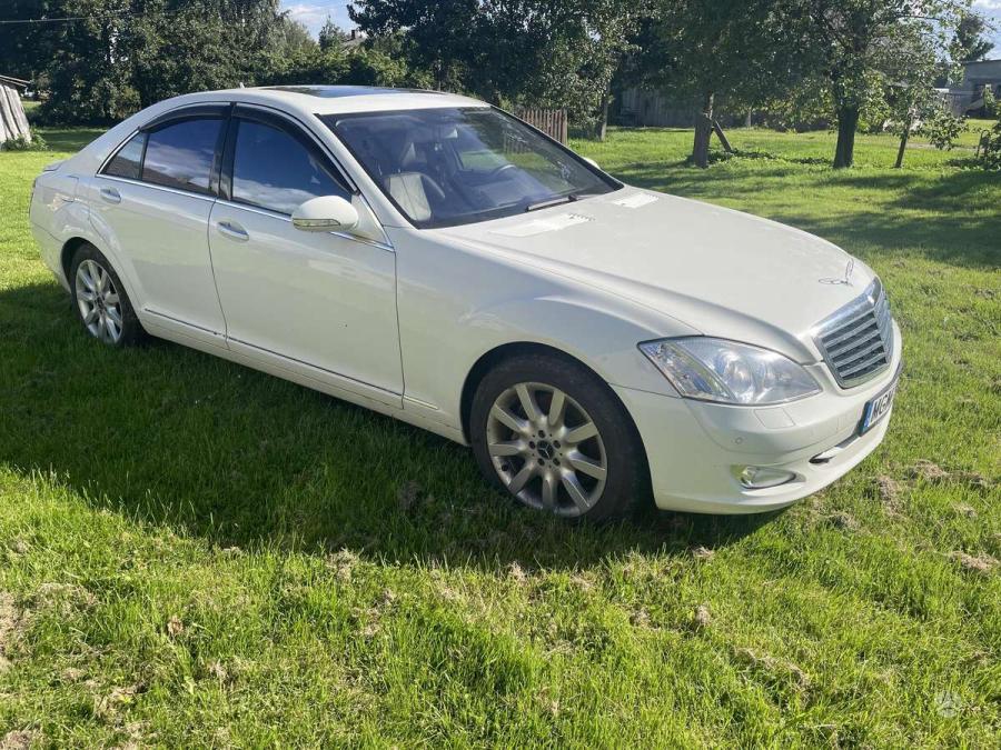 White Mercedes-Benz s-550 2006 in Sakiai, with an engine capacity of 5.46 L and mileage of 128 thousand km for 12000 €, photo 1 on AUTOMOTO.COM.LV