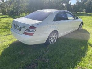 White Mercedes-Benz s-550 2006 in Sakiai, with an engine capacity of 5.46 L and mileage of 128 thousand km for 12000 €, photo 3 on AUTOMOTO.COM.LV