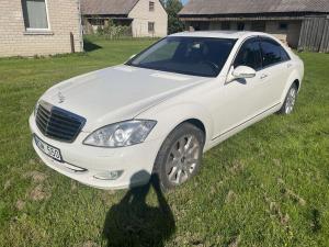 White Mercedes-Benz s-550 2006 in Sakiai, with an engine capacity of 5.46 L and mileage of 128 thousand km for 12000 €, photo 4 on AUTOMOTO.COM.LV