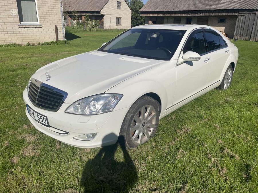 White Mercedes-Benz s-550 2006 in Sakiai, with an engine capacity of 5.46 L and mileage of 128 thousand km for 12000 €, photo 4 on AUTOMOTO.COM.LV