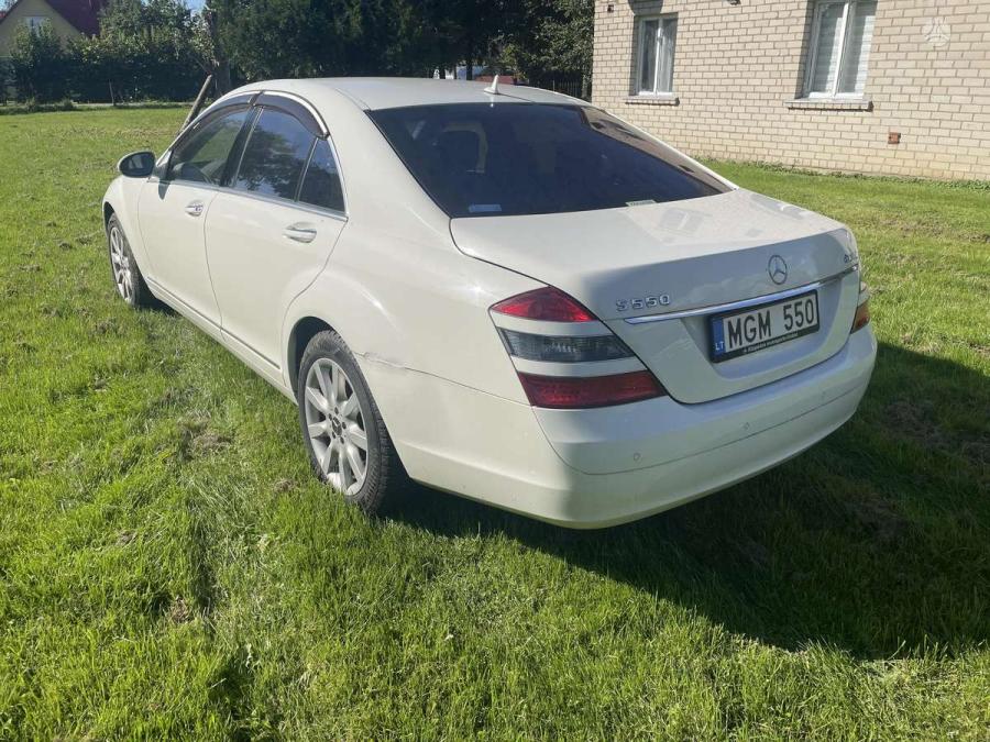 White Mercedes-Benz s-550 2006 in Sakiai, with an engine capacity of 5.46 L and mileage of 128 thousand km for 12000 €, photo 5 on AUTOMOTO.COM.LV