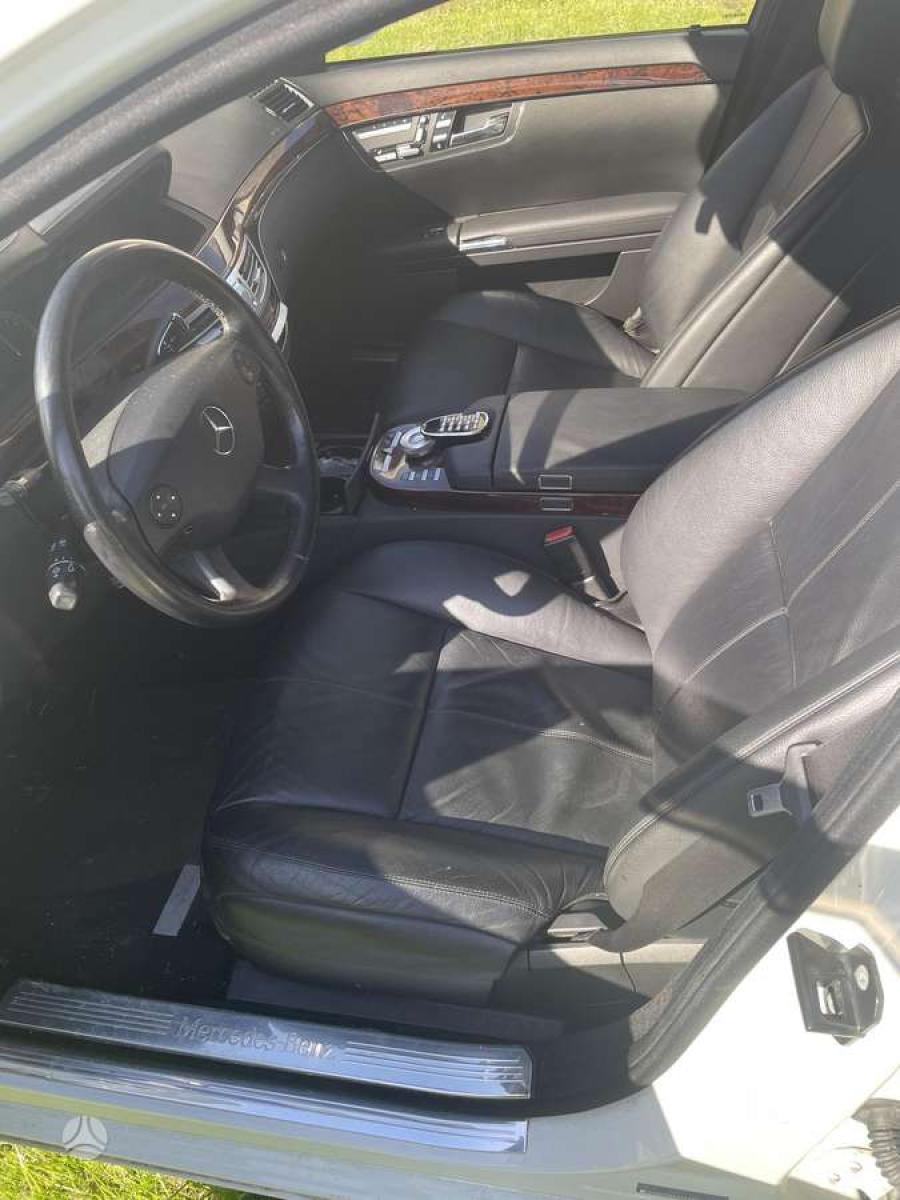 White Mercedes-Benz s-550 2006 in Sakiai, with an engine capacity of 5.46 L and mileage of 128 thousand km for 12000 €, photo 7 on AUTOMOTO.COM.LV