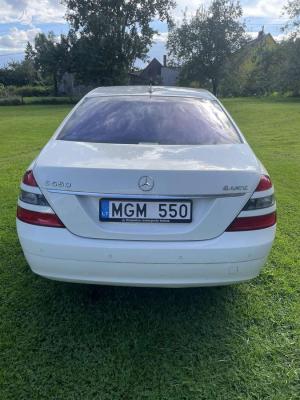 White Mercedes-Benz s-550 2006 in Sakiai, with an engine capacity of 5.46 L and mileage of 128 thousand km for 12000 €, photo 9 on AUTOMOTO.COM.LV