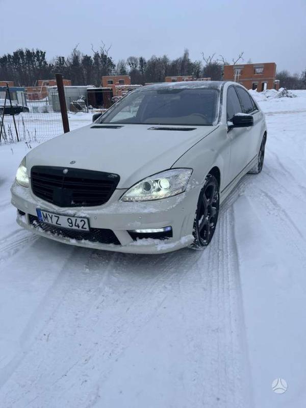White Mercedes-Benz s-550 2007 in Kaunas, with an engine capacity of 5.46 L and mileage of 282 thousand km for 6000 €, photo 2 on AUTOMOTO.COM.LV