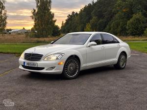 Белый Мерседес С 550 2007 в Вильнюс, объемом двигателя 5.50 л и пробегом 156 тыс. км за 7800 €, фото  на AUTOMOTO.COM.LV