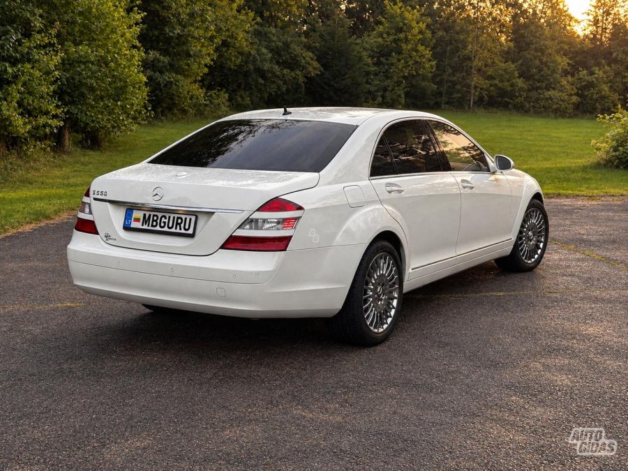 White Mercedes-Benz s-550 2007 in Vilnius, with an engine capacity of 5.50 L and mileage of 156 thousand km for 7800 €, photo 3 on AUTOMOTO.COM.LV