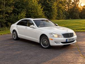 White Mercedes-Benz s-550 2007 in Vilnius, with an engine capacity of 5.50 L and mileage of 156 thousand km for 7800 €, photo 4 on AUTOMOTO.COM.LV