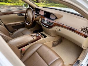 White Mercedes-Benz s-550 2007 in Vilnius, with an engine capacity of 5.50 L and mileage of 156 thousand km for 7800 €, photo 8 on AUTOMOTO.COM.LV