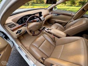 White Mercedes-Benz s-550 2007 in Vilnius, with an engine capacity of 5.50 L and mileage of 156 thousand km for 7800 €, photo 10 on AUTOMOTO.COM.LV