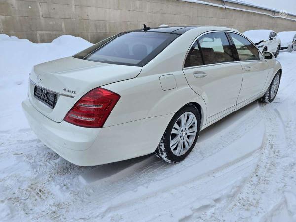 White Mercedes-Benz s-550 2008 in Siauliai, with an engine capacity of 5.50 L and mileage of 161 thousand km for 10500 €, photo 3 on AUTOMOTO.COM.LV