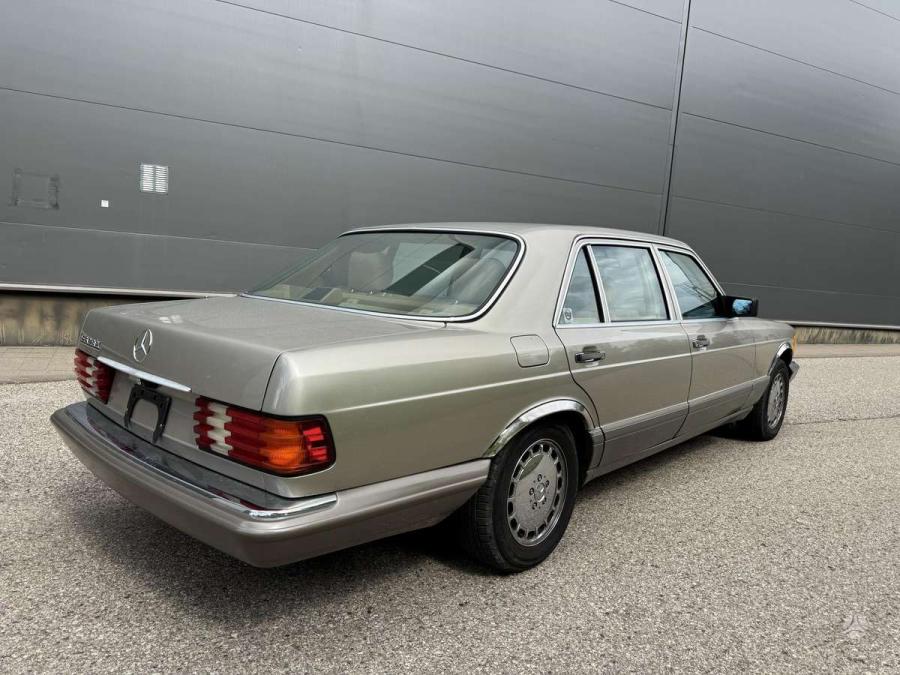 Желтый Мерседес S 560 1987 в Алитус, объемом двигателя 5.50 л и пробегом 115 тыс. км за 13300 €, фото 5 на AUTOMOTO.COM.LV
