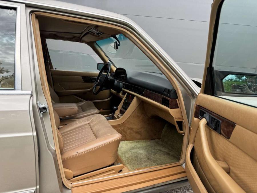 Желтый Мерседес S 560 1987 в Алитус, объемом двигателя 5.50 л и пробегом 115 тыс. км за 13300 €, фото 12 на AUTOMOTO.COM.LV