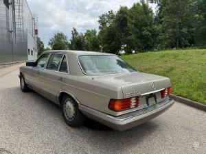 Yellow Mercedes-Benz S 560 1987 in Alytus, with an engine capacity of 5.50 L and mileage of 115 thousand km for 13300 €, photo 4 on AUTOMOTO.COM.LV