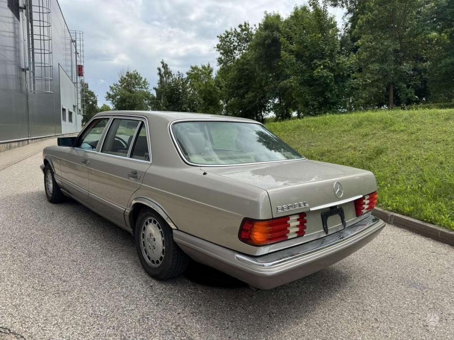 Yellow Mercedes-Benz S 560 1987 in Alytus, with an engine capacity of 5.50 L and mileage of 115 thousand km for 13300 €, photo 4 on AUTOMOTO.COM.LV
