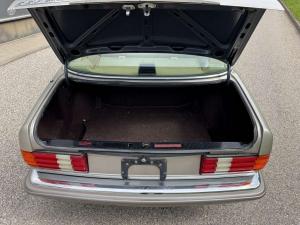 Yellow Mercedes-Benz S 560 1987 in Alytus, with an engine capacity of 5.50 L and mileage of 115 thousand km for 13300 €, photo 6 on AUTOMOTO.COM.LV