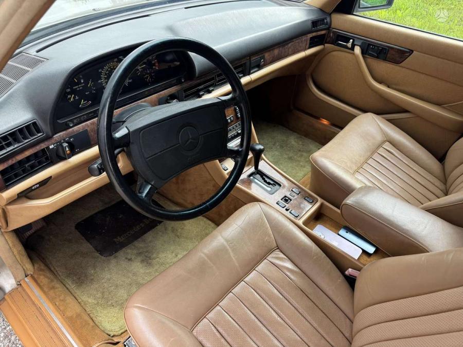 Yellow Mercedes-Benz S 560 1987 in Alytus, with an engine capacity of 5.50 L and mileage of 115 thousand km for 13300 €, photo 10 on AUTOMOTO.COM.LV