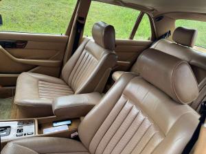 Yellow Mercedes-Benz S 560 1987 in Alytus, with an engine capacity of 5.50 L and mileage of 115 thousand km for 13300 €, photo 11 on AUTOMOTO.COM.LV