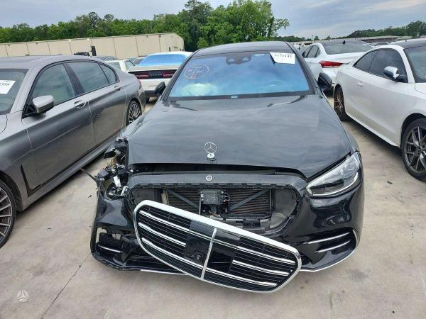 Black Mercedes-Benz S 580 2021 in Kaunas, with an engine capacity of 4.00 L and mileage of 90 thousand km for 44900 €, photo 4 on AUTOMOTO.COM.LV