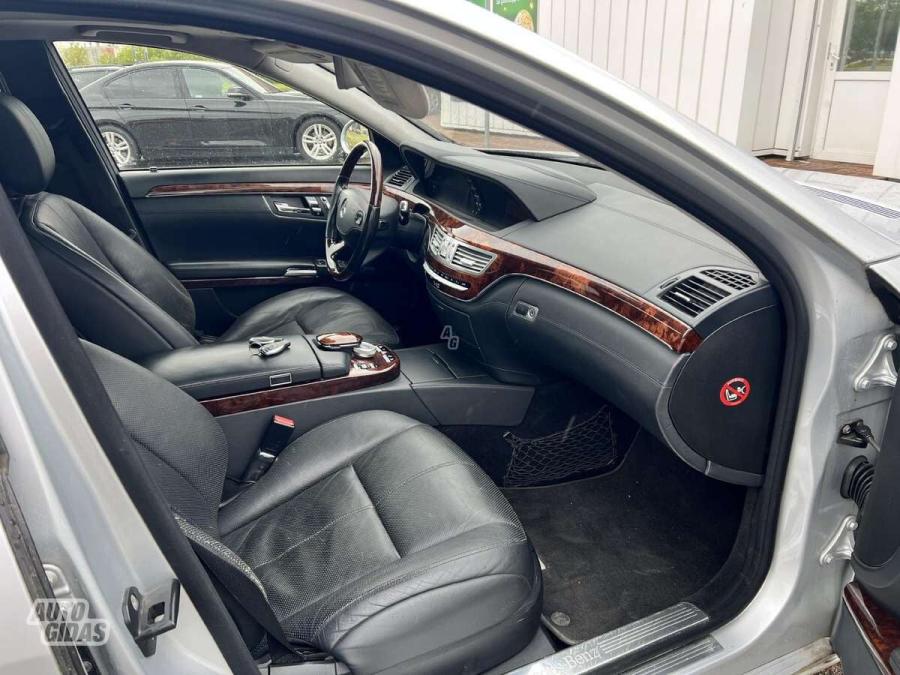 Pelēks Mercedes-Benz s-600 2006 Panevēža, ar dzinēja tilpumu 5.50 L un nobraukumu 266 tūkst. km par 8999 €, foto 16 vietnē AUTOMOTO.COM.LV