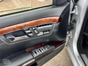 Pelēks Mercedes-Benz s-600 2006 Panevēža, ar dzinēja tilpumu 5.50 L un nobraukumu 266 tūkst. km par 8999 €, foto 21 vietnē AUTOMOTO.COM.LV