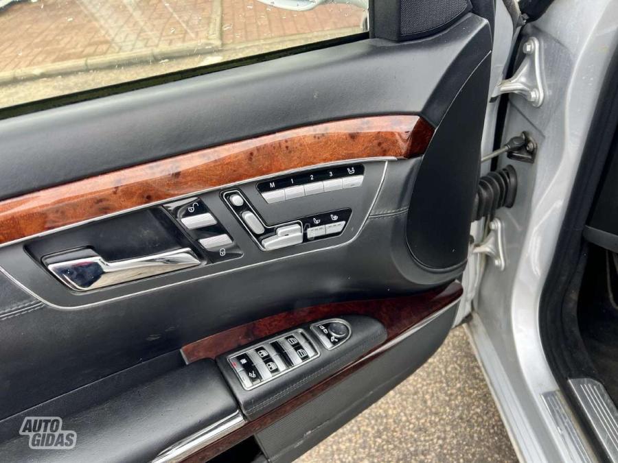 Pelēks Mercedes-Benz s-600 2006 Panevēža, ar dzinēja tilpumu 5.50 L un nobraukumu 266 tūkst. km par 8999 €, foto 21 vietnē AUTOMOTO.COM.LV