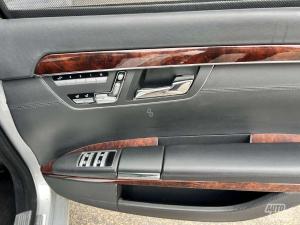 Pelēks Mercedes-Benz s-600 2006 Panevēža, ar dzinēja tilpumu 5.50 L un nobraukumu 266 tūkst. km par 8999 €, foto 23 vietnē AUTOMOTO.COM.LV