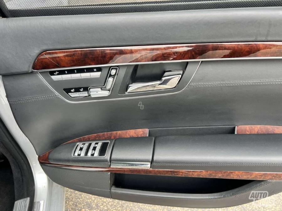 Pelēks Mercedes-Benz s-600 2006 Panevēža, ar dzinēja tilpumu 5.50 L un nobraukumu 266 tūkst. km par 8999 €, foto 23 vietnē AUTOMOTO.COM.LV