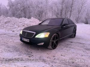 Melns Mercedes-Benz S-Class 2005 Tallina, ar dzinēja tilpumu 5.50 L un nobraukumu 278 tūkst. km par 6500 €, foto  vietnē AUTOMOTO.COM.LV