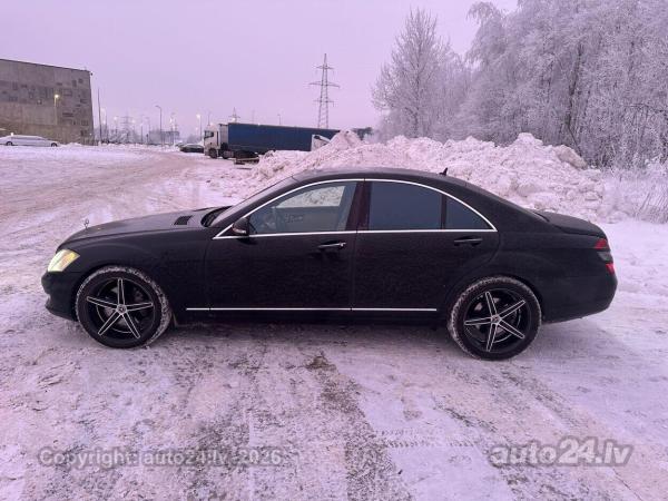 Black Mercedes-Benz S-Class 2005 in Tallinn, with an engine capacity of 5.50 L and mileage of 278 thousand km for 6500 €, photo 2 on AUTOMOTO.COM.LV