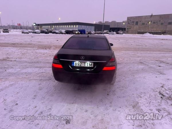 Black Mercedes-Benz S-Class 2005 in Tallinn, with an engine capacity of 5.50 L and mileage of 278 thousand km for 6500 €, photo 3 on AUTOMOTO.COM.LV