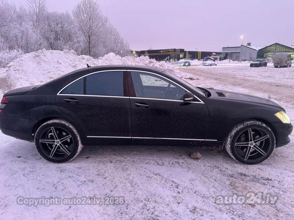 Black Mercedes-Benz S-Class 2005 in Tallinn, with an engine capacity of 5.50 L and mileage of 278 thousand km for 6500 €, photo 7 on AUTOMOTO.COM.LV
