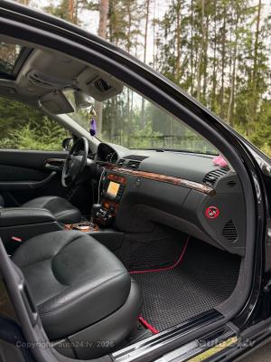 Melns Mercedes-Benz S-Class 2005 Tallina, ar dzinēja tilpumu 3.20 L un nobraukumu 127 tūkst. km par 9500 €, foto 14 vietnē AUTOMOTO.COM.LV