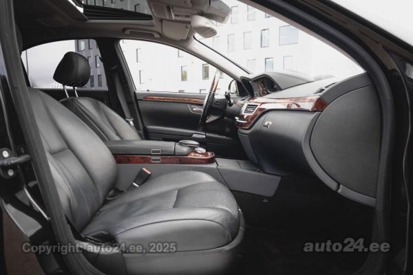 Melns Mercedes-Benz S-Class 2006 Tartu, ar dzinēja tilpumu 5.50 L un nobraukumu 241 tūkst. km par 11500 €, foto 11 vietnē AUTOMOTO.COM.LV