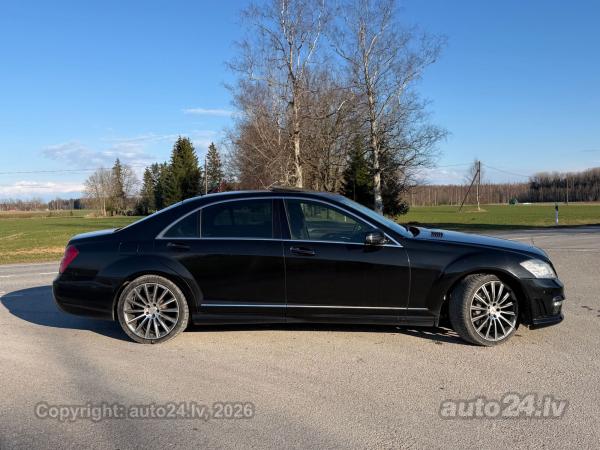 Melns Mercedes-Benz S-Class 2006 Mustvē, ar dzinēja tilpumu 3.00 L un nobraukumu 381 tūkst. km par 5499 €, foto 3 vietnē AUTOMOTO.COM.LV