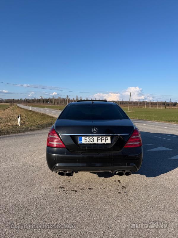 Melns Mercedes-Benz S-Class 2006 Mustvē, ar dzinēja tilpumu 3.00 L un nobraukumu 381 tūkst. km par 5499 €, foto 7 vietnē AUTOMOTO.COM.LV