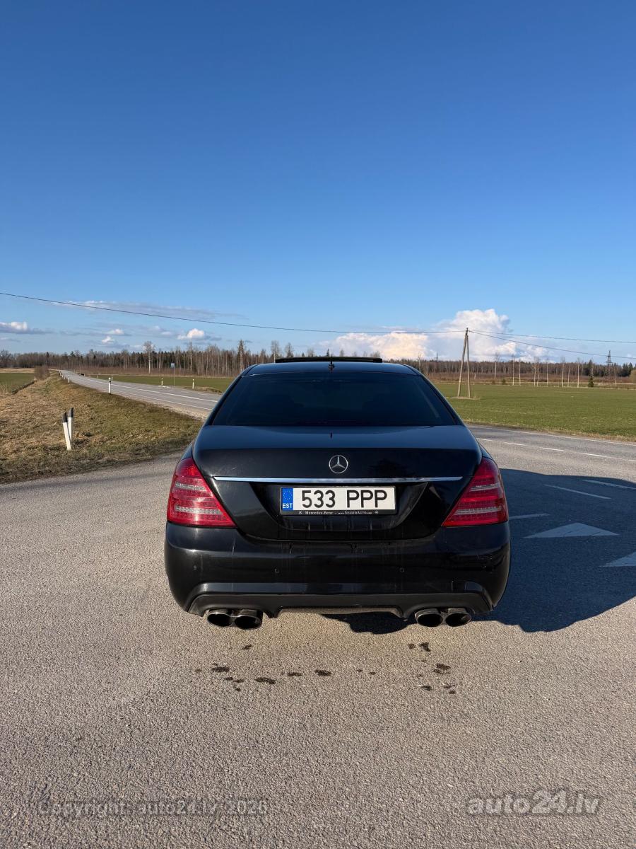 Melns Mercedes-Benz S-Class 2006 Mustvē, ar dzinēja tilpumu 3.00 L un nobraukumu 381 tūkst. km par 5499 €, foto 8 vietnē AUTOMOTO.COM.LV