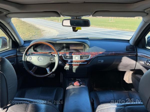 Melns Mercedes-Benz S-Class 2006 Mustvē, ar dzinēja tilpumu 3.00 L un nobraukumu 381 tūkst. km par 5499 €, foto 9 vietnē AUTOMOTO.COM.LV