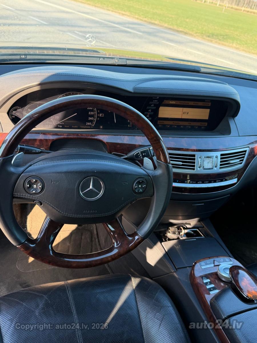 Melns Mercedes-Benz S-Class 2006 Mustvē, ar dzinēja tilpumu 3.00 L un nobraukumu 381 tūkst. km par 5499 €, foto 11 vietnē AUTOMOTO.COM.LV
