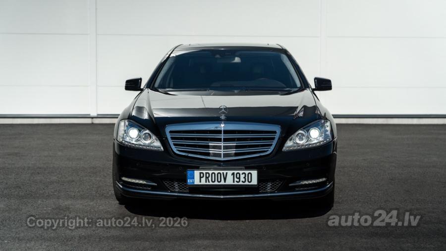 Black Mercedes-Benz S-Class 2006 in Tallinn, with an engine capacity of 5.50 L and mileage of 88 thousand km for 22900 €, photo 1 on AUTOMOTO.COM.LV