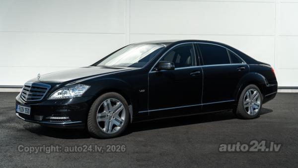 Melns Mercedes-Benz S-Class 2006 Tallina, ar dzinēja tilpumu 5.50 L un nobraukumu 88 tūkst. km par 22900 €, foto 2 vietnē AUTOMOTO.COM.LV