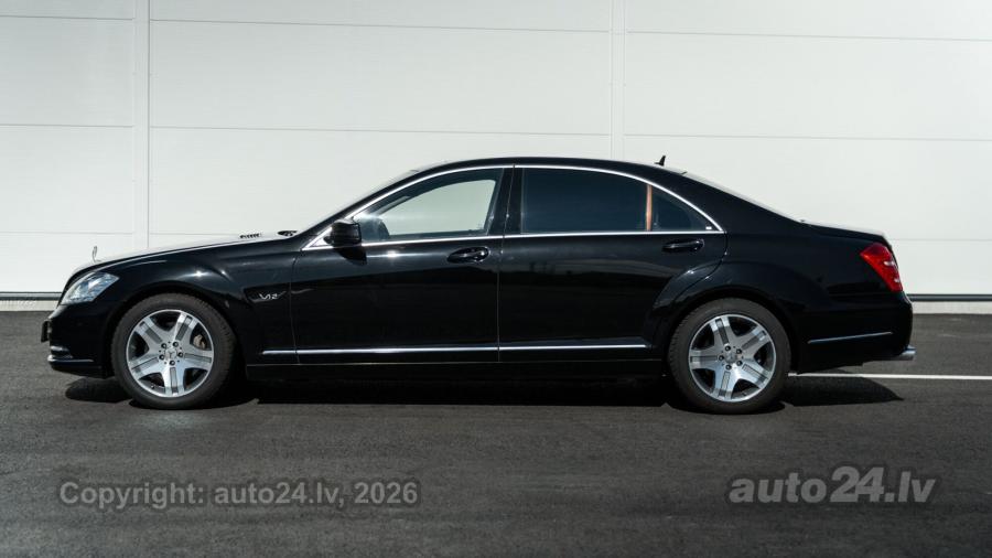 Black Mercedes-Benz S-Class 2006 in Tallinn, with an engine capacity of 5.50 L and mileage of 88 thousand km for 22900 €, photo 7 on AUTOMOTO.COM.LV