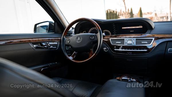 Melns Mercedes-Benz S-Class 2006 Tallina, ar dzinēja tilpumu 5.50 L un nobraukumu 88 tūkst. km par 22900 €, foto 7 vietnē AUTOMOTO.COM.LV
