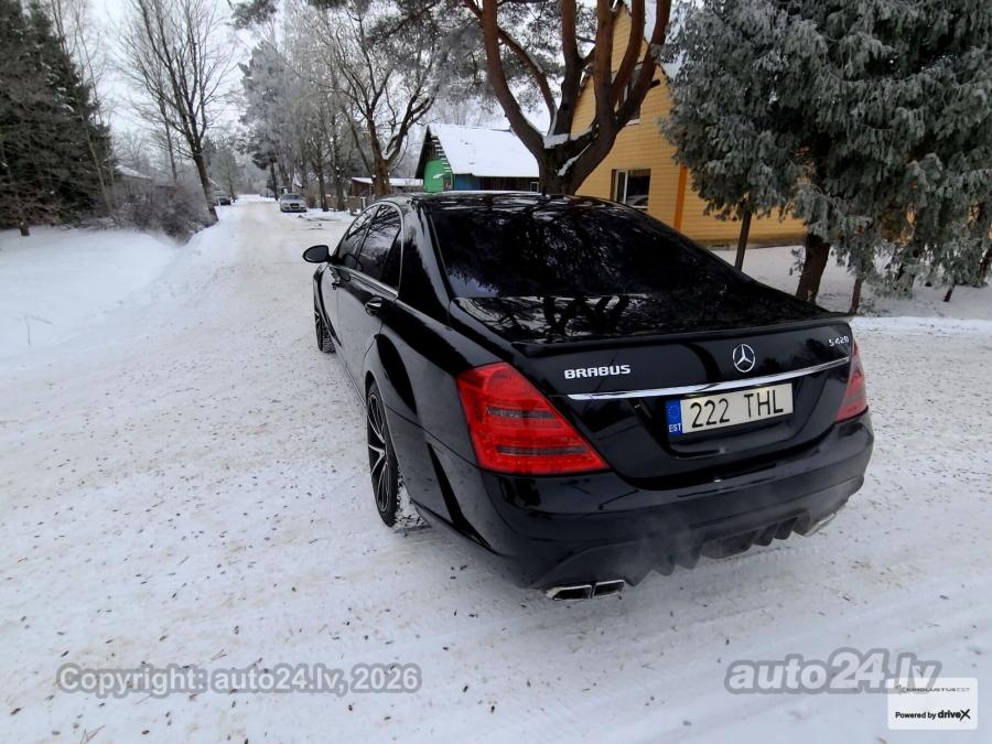 Black Mercedes-Benz S-Class 2006 in Tallinn, with an engine capacity of 4.00 L and mileage of 302 thousand km for 12500 €, photo 5 on AUTOMOTO.COM.LV