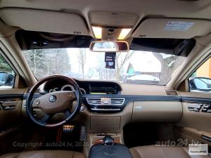 Black Mercedes-Benz S-Class 2006 in Tallinn, with an engine capacity of 4.00 L and mileage of 302 thousand km for 12500 €, photo 7 on AUTOMOTO.COM.LV